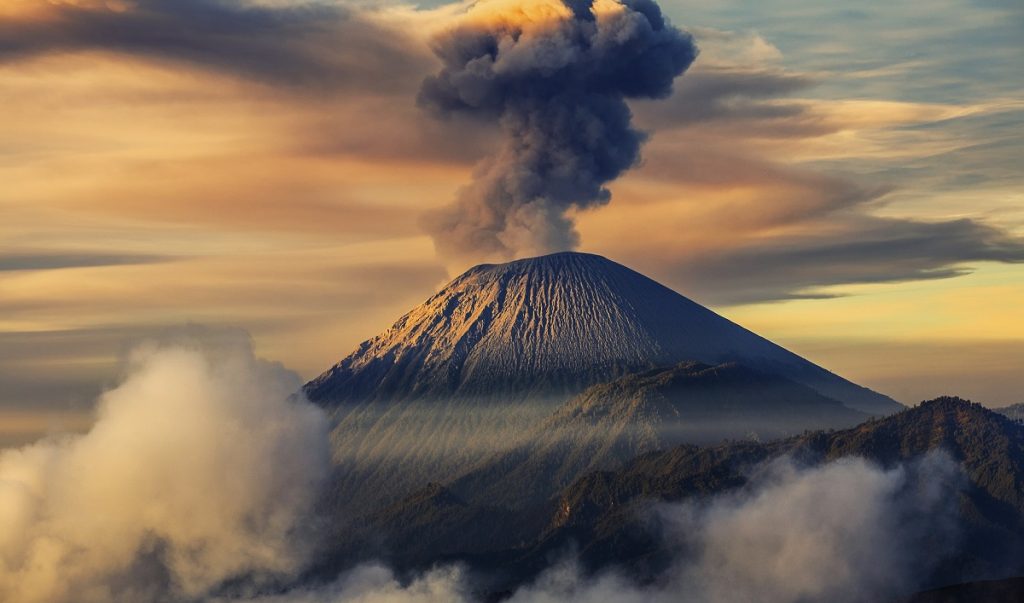 Tipuri de vulcani, nori arzatori si previziunea eruptiilor - Descoperă