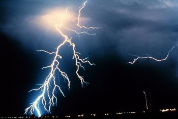 Fenomene ale naturii - fulgerul - Descoperă